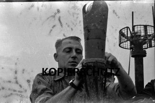 U-BOOT-KRIEG FOTO U 862 KOMMANDANT HEINRICH TIMM REPARIERT DAS SEHROHR ...