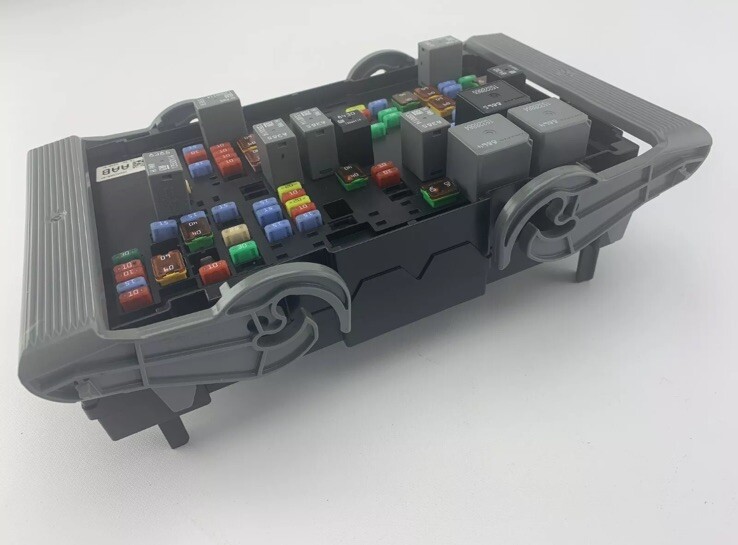 Fuse Box Relay Junction Block 25941368 OEM Cadillac Chevrolet GMC 2010 ...