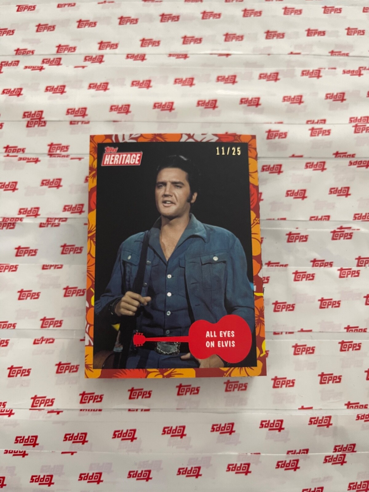 2022 Topps Heritage Elvis Presley #35 ALL EYES ON ELVIS Aloha Border ...