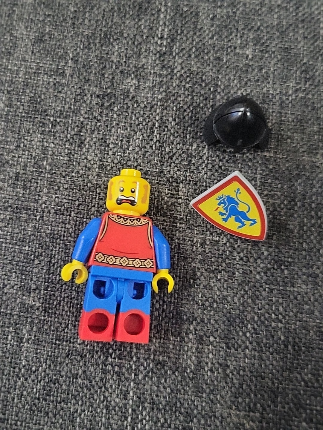 LEGO Scared Lion Knight minifigure Winter 2024 Store Exclusive mini ...