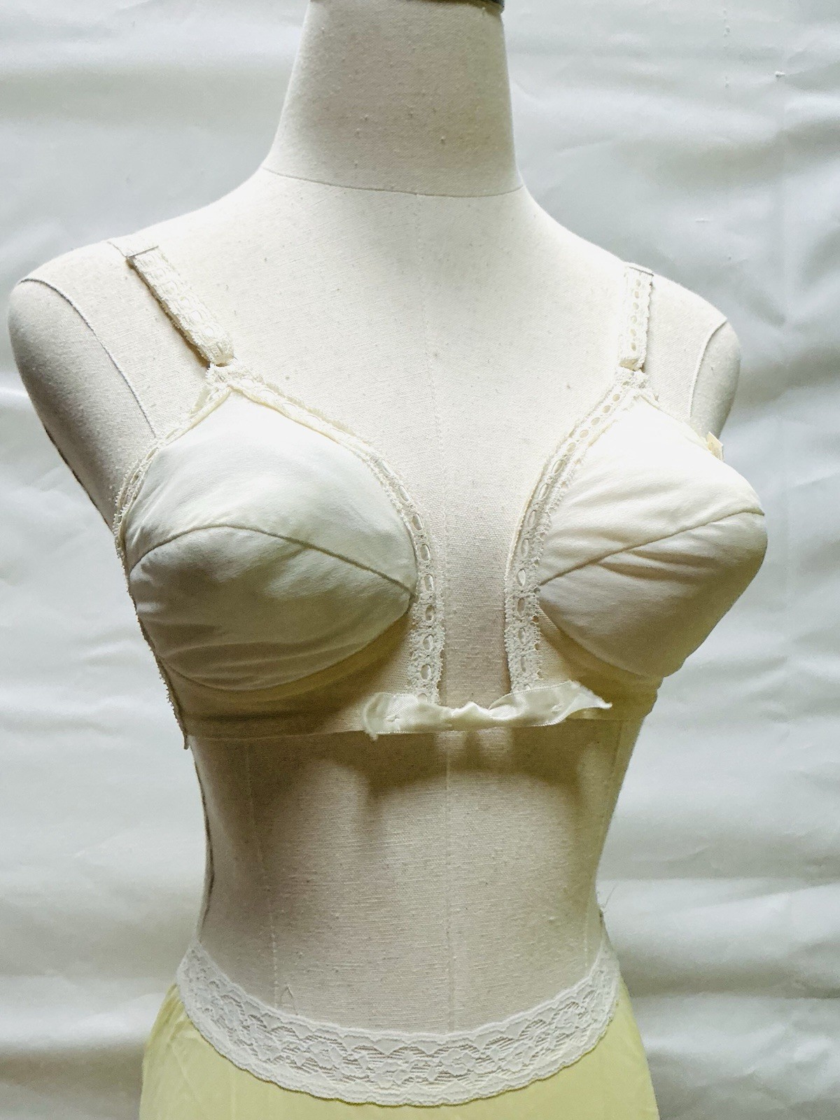Vtg Deep Plunge & Satin Pointy Bullet Cone Bra 32B Ch… - Gem