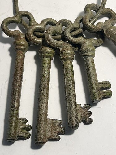 Rustic Jailor Pirate Skeleton Keys Ring Cast Iron Old West Décor 5 Keys ...