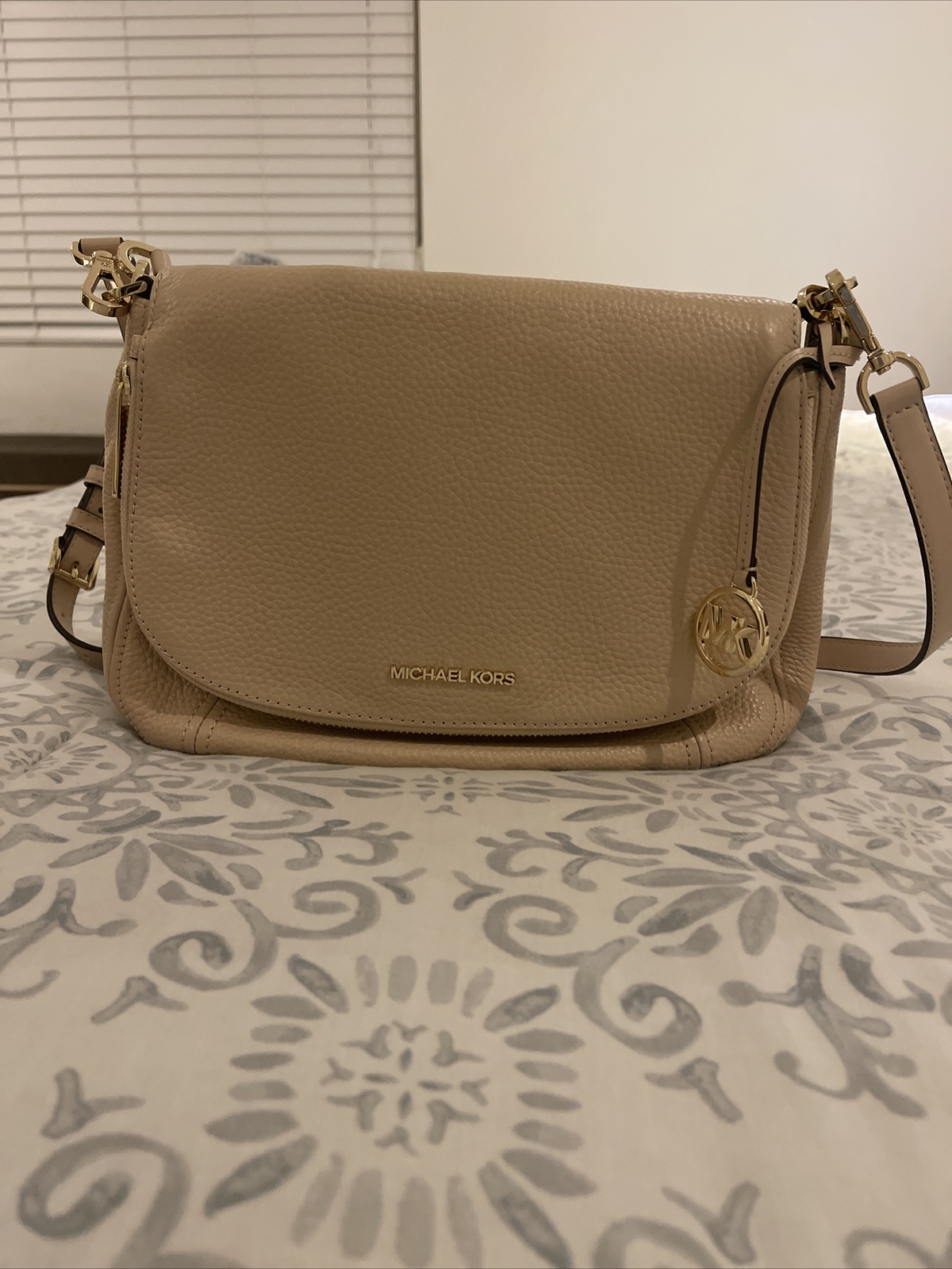 michael kors pebbled leather beige crossbody - Gem