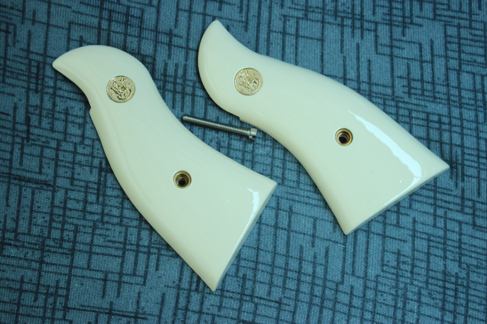 S&W K, L FRAME SQUARE BUTT GRIPS MODEL 66, 617, 686 RESIN IVORY NICE ...