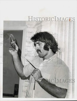 1973 Press Photo VISTA agent Brant Dinkin looking at his film ...