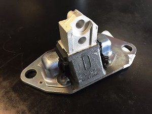GENUINE VOLVO RIGHT LOWER ENGINE SUBFRAME MOUNT 30748811 D5 DIESEL S60 ...