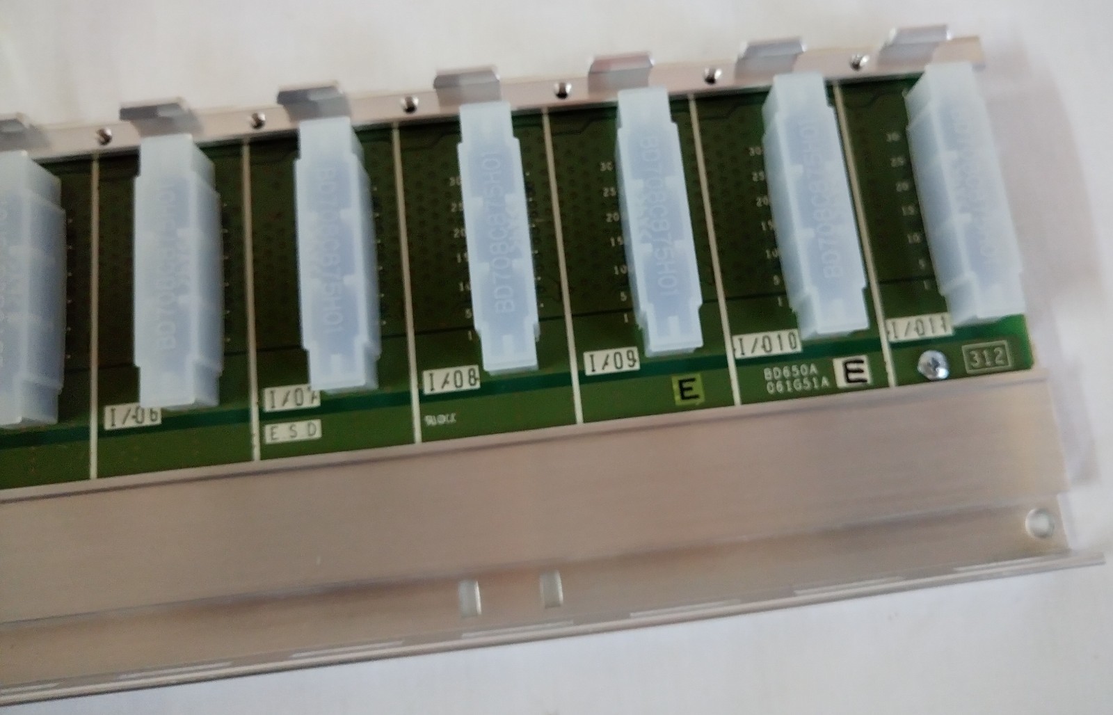 Mitsubishi Electric Q312B Q Controller Base Unit 12 Slots, DIN Rail ...