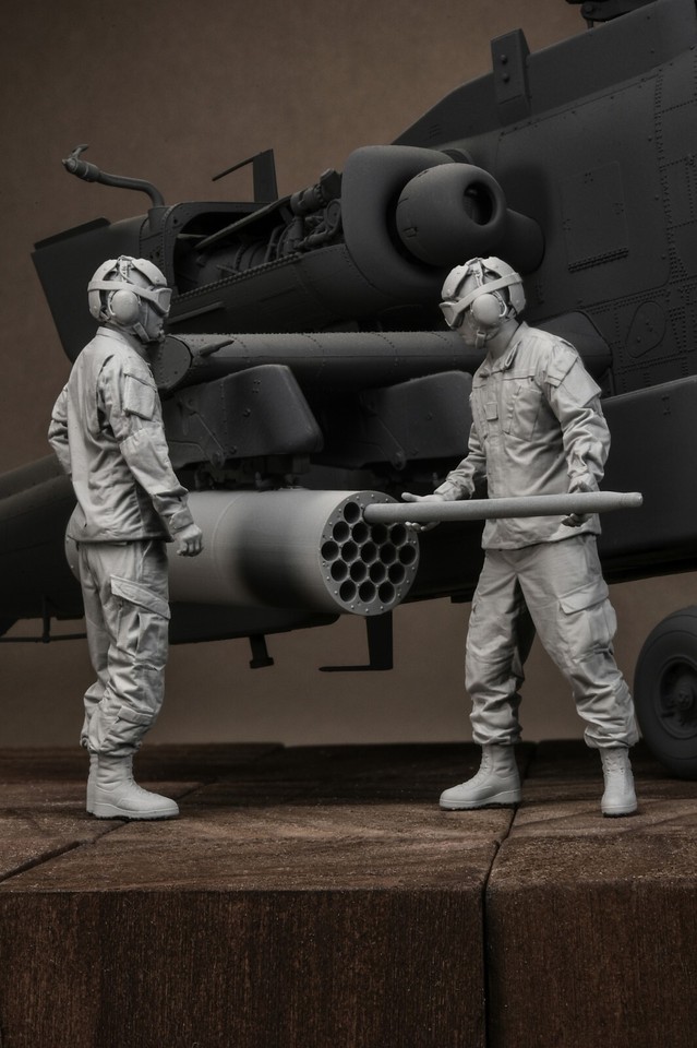 1/35 AH-64 Apache helicopter ground crew set with hydra 70 R2 ...