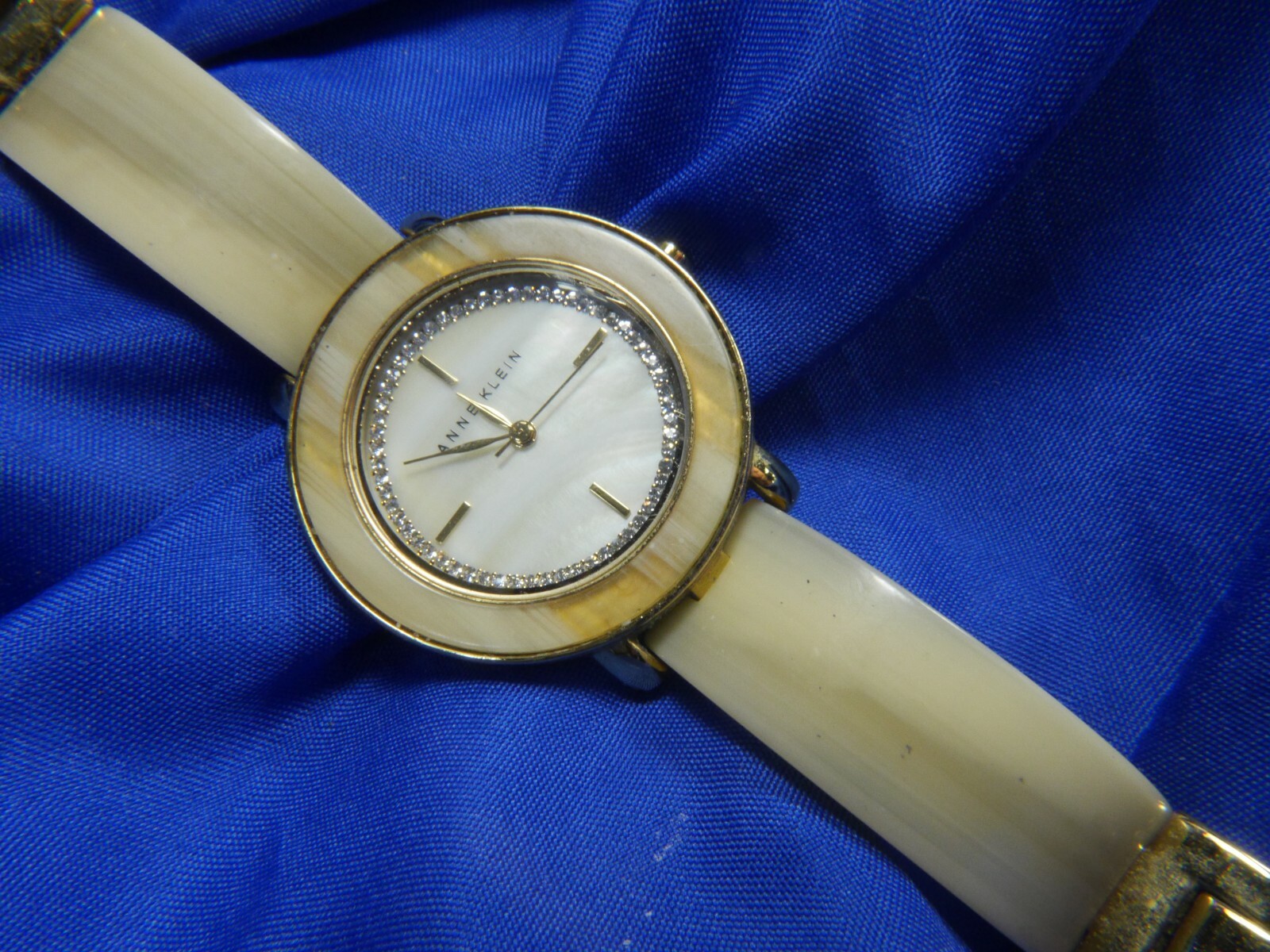 ANNE KLEIN 1972 Y121E GOLDTONE BEIGE HARD PLASTIC 2 PIECE BANGLE band ...