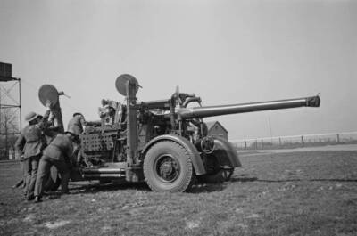 the crew a British Army Vickers QF 3 7 inch anti-aircraft gun plac ...