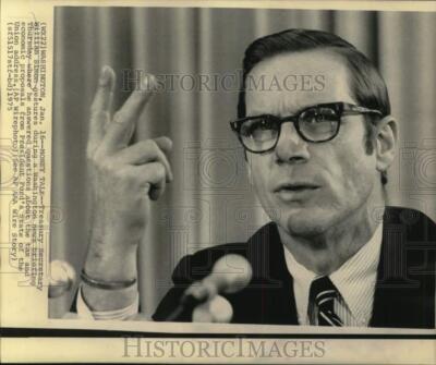 1975 Press Photo Treasury Secretary William Simon at Washington news ...