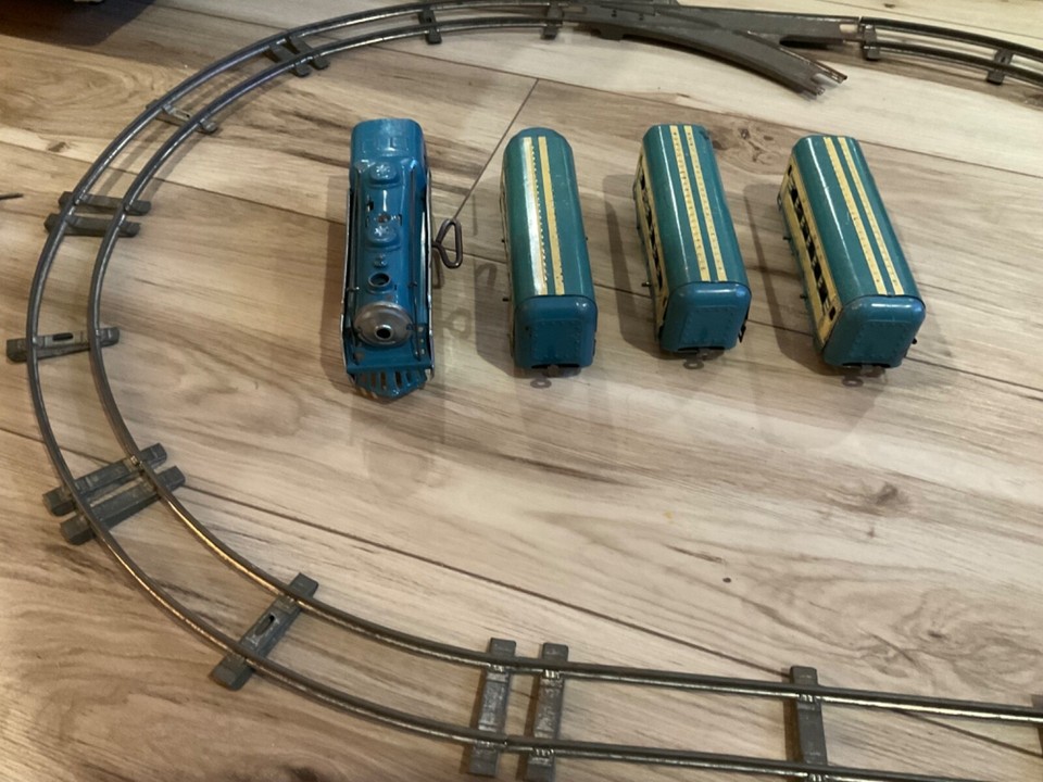 HAFNER Wind up Train 1010 (w/ KEY) includes 3 cars and 16pcs of track ...
