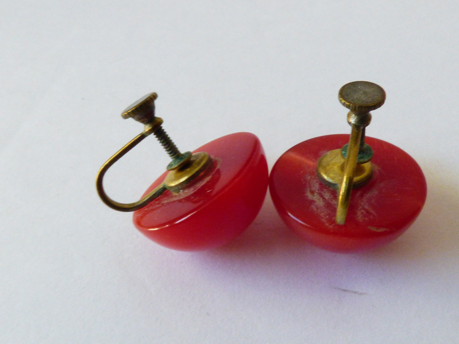 VTG gold tone metal Raspberry color round Lucite screw clip on earrings ...
