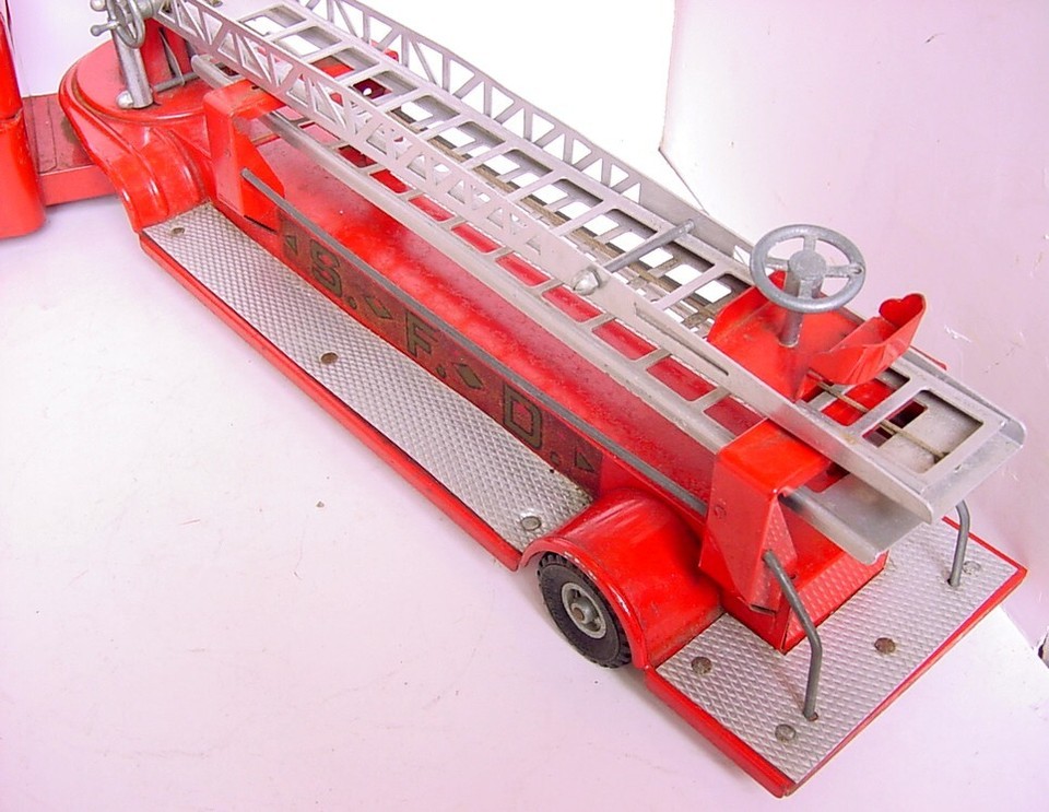 1950s STRUCTO FIRE DEPT PRESSED STEEL 33" AERIAL LADDER TRUCK #260 w ...