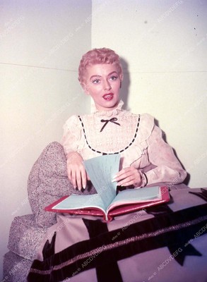 35m-13342 Peggie Castle reading the script TV Cheyenne 35m-13342 35m ...
