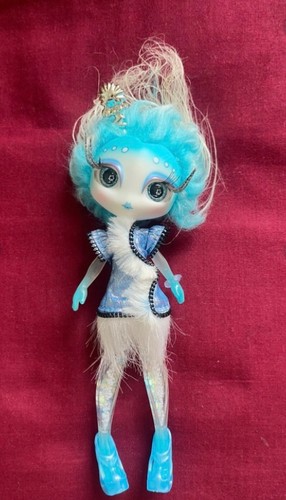 Novi Stars Anne Arctic Rare Alien Doll Snow Globe Legs | eBay.de