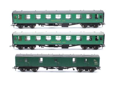 BACHMANN 'OO' GAUGE RAKE OF 3 BR/SR GREEN ASSORTED MK1 GUV/ RESTAURANT ...