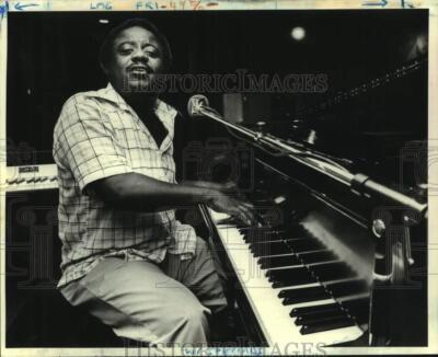 1979 Press Photo "Who Shot the Lala?" singer Oliver Morgan plays the ...