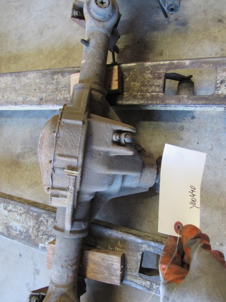 2000 Ford Expedition rear back differential axle assembly end housing ...