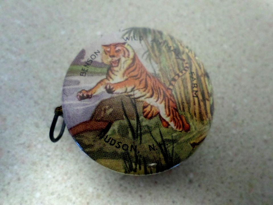 VINTAGE TIGER ADVERTISING CELLULOID TAPE MEASURE BENSON ANIMAL FARM ...