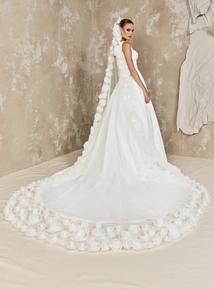 Sophisticated Exquisitely Embroidered Lace Veil Wedding with Comb ...