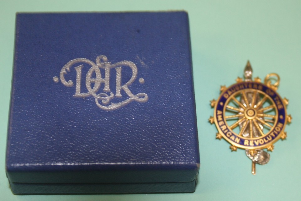 DAUGHTERS of AMERICAN REVOLUTION 14k GOLD PIN w ORIGINAL BOX 1 1/2' x 1 ...