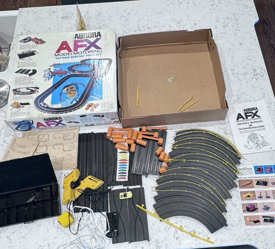 AURORA AFX MODEL MOTORING PIT ROW SPECIAL-RACING SET No. 1328 1 Car? | eBay