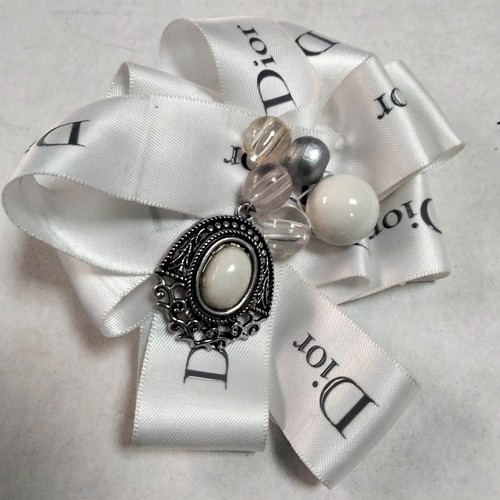 Broche fait main avec ruban Dior blanc et gris | eBay