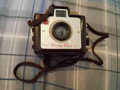 VINTAGE EARLY KODAK BROWNIE HOLIDAY FLASH CAMERA | eBay
