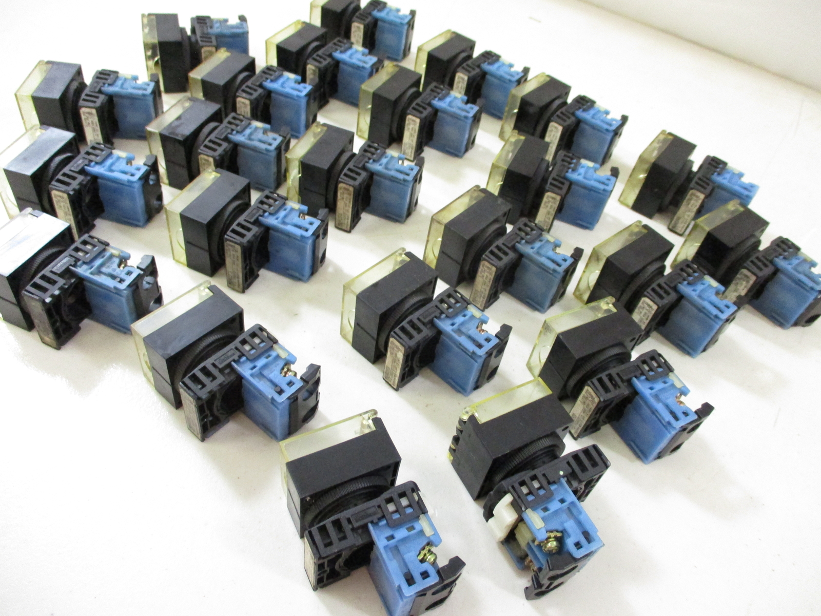 (LOT OF 23) FUJI AR22FOS MOMENTARY PUSH BUTTON BLACK AR22F0S 250V 6A | eBay