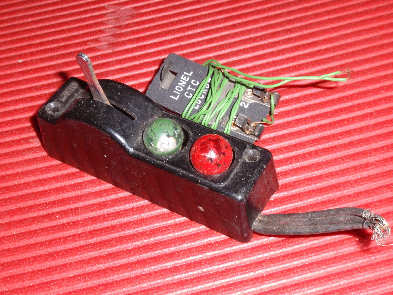 2 VINTAGE LIONEL PIECES AUTOMATIC SWITCH CONTROLLER & LIONEL CTC LOCKON ...