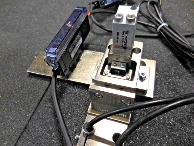 SMC 11-CDUJB6-6DM Mini Actuator/ Keyence ES-M1 EH-308 Sensors/ Base ...