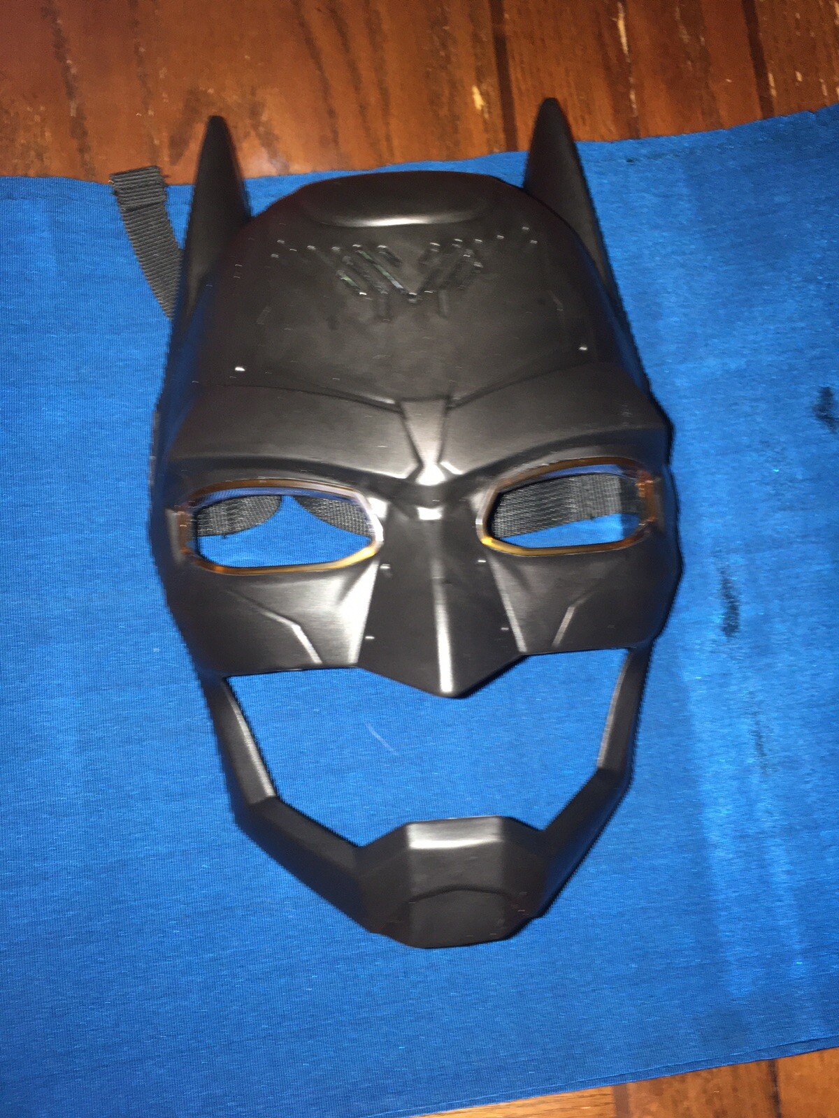 DC Batman Voice Changing Mask with Over 15 Phrases And Light Up Cosplay ...