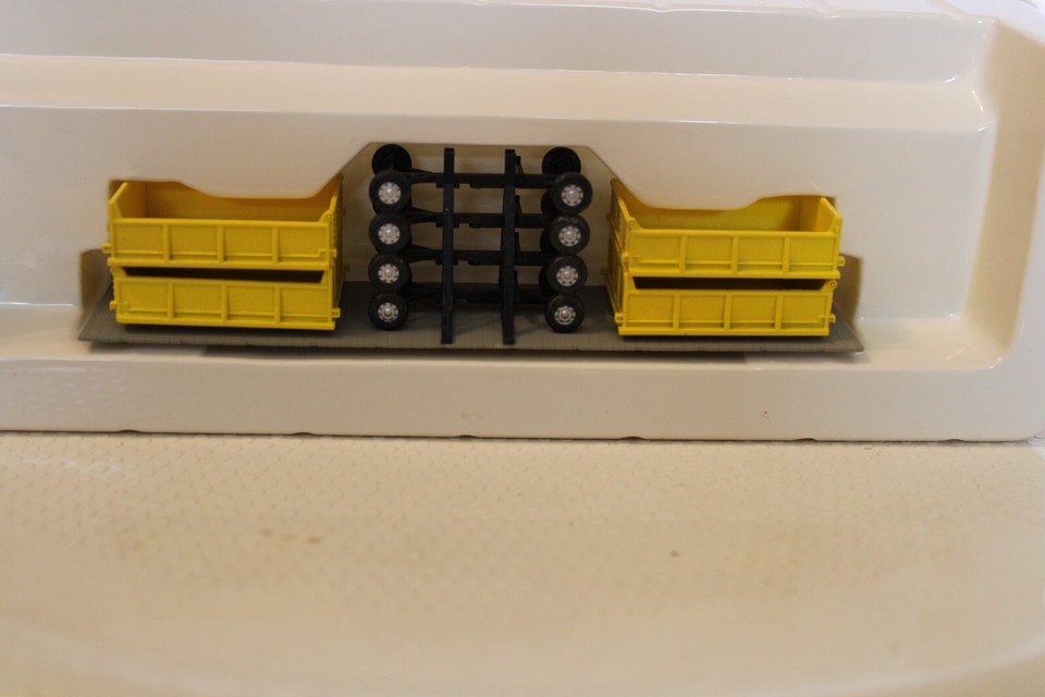 HO Scale Ertl, 40' Flat Car Load, Grain Boxes & Running Gear, #4085 ...