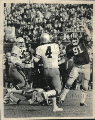 1976 Press Photo Brown's Bob Farnham grabs decisive TD pass vs Harvard ...