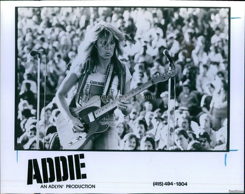 News Photo Addie And Adlyn Production Singer Guitarist On Stage ...