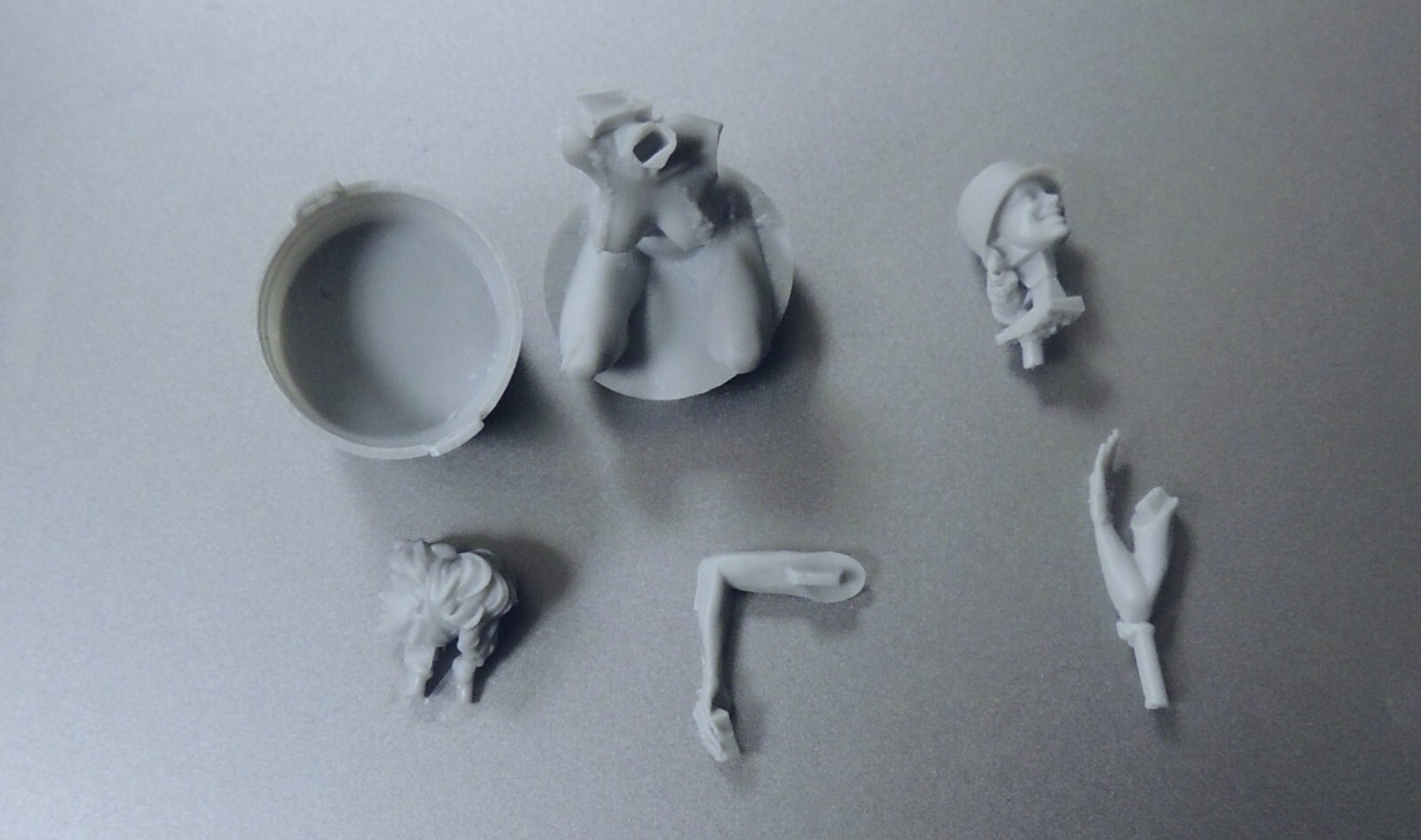 1:35 Casting Resin Figure with TWO HEADS ONE HELMET WWll Bathing Sexy ...