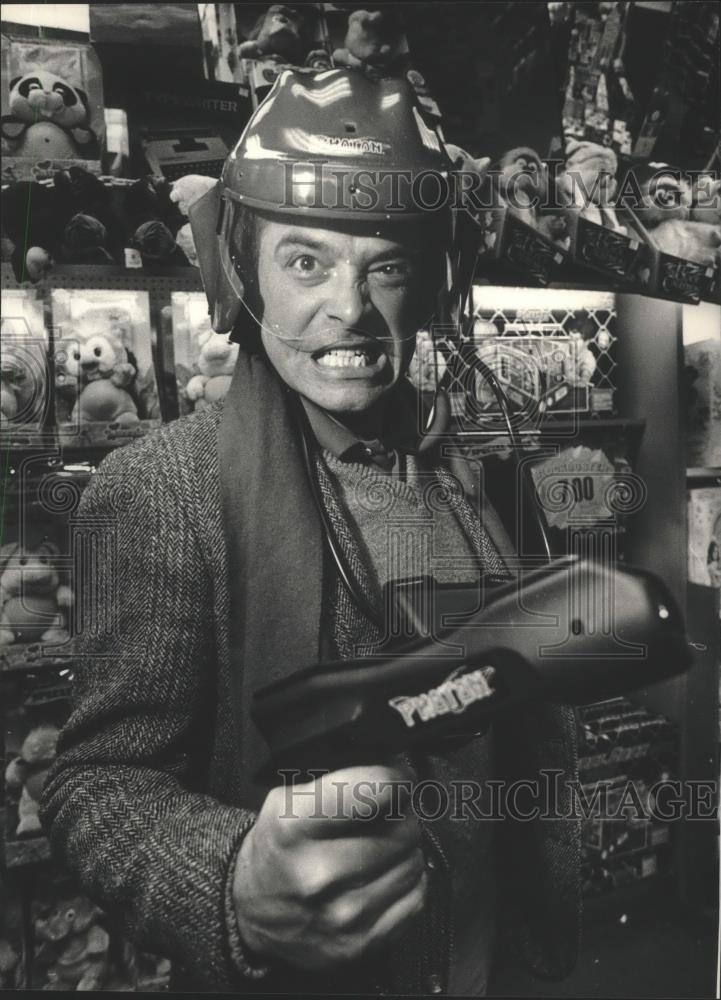 1986 Press Photo Actor Daniel Mooney with Photon laser beam gun and ...