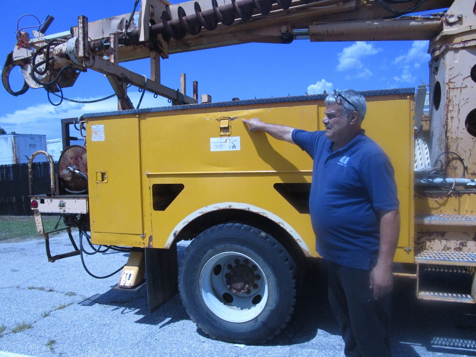 COMMANDER 4045 DIGGER DERRICK BODY UTILITY BED CRANE W/ 4 HYDRAULIC ...