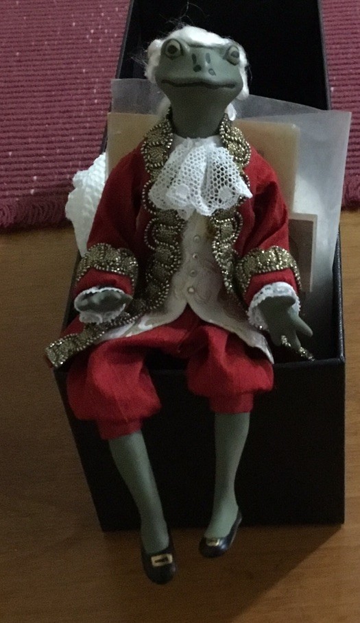 2 Dollhouse Miniature Artisan? 1:12 Frog Footman Character Dolls ...