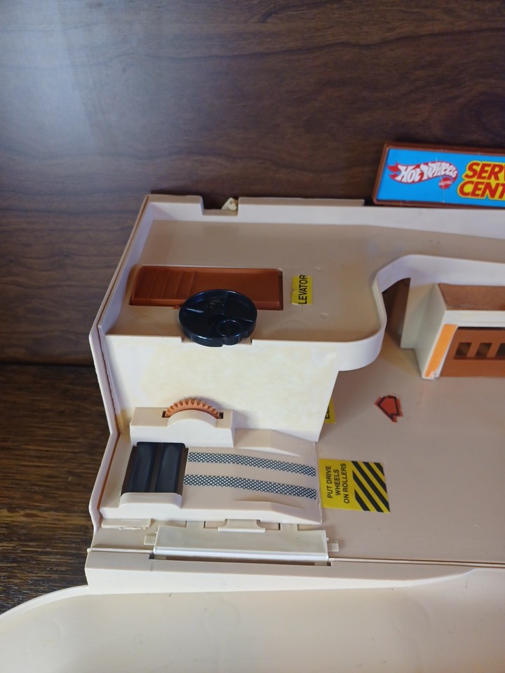 1979 Hot Wheels Service Center Sto N Go Playset. Please read the ...