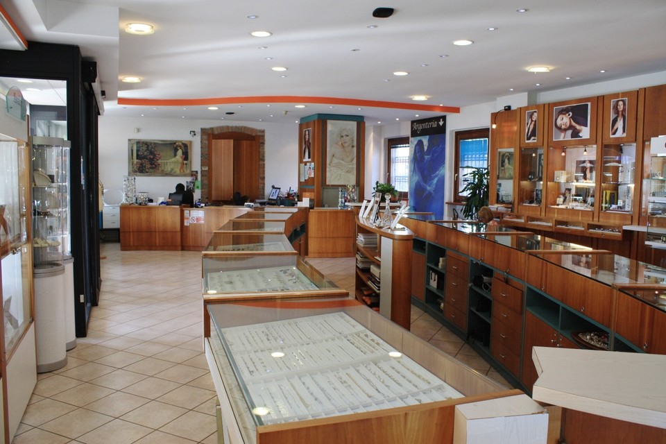 18K YELLOW GOLD RING, TRIPLE ROW OF DIAMOND CUT WORKED 2mm SPHERES ...