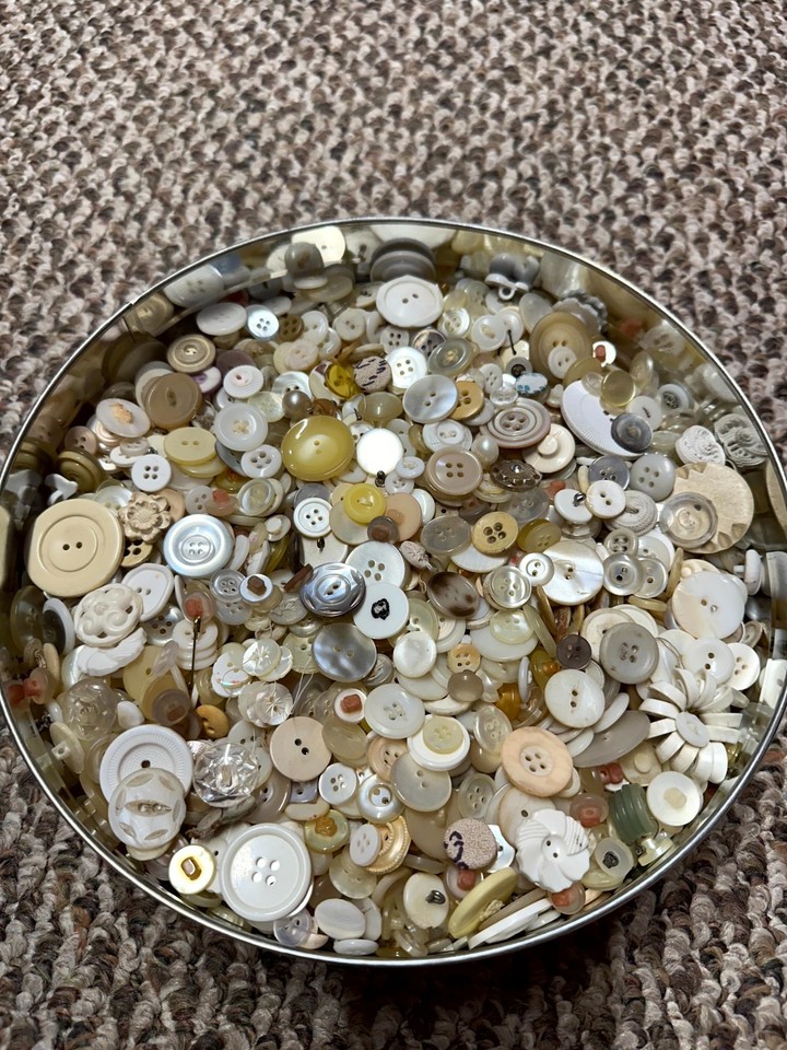 4+ lb Tin of White, Cream, Clear Buttons MOP, Plastic, Bone, 2-& 4-hole ...
