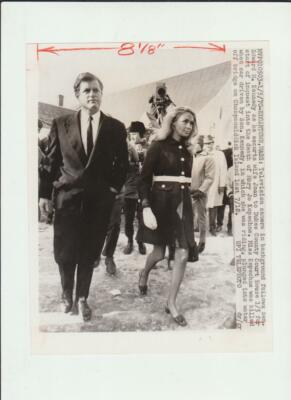 SEN EDWARD KENNEDY-JOAN KENNEDY- DUKES COUNTY COURTHOUSE WIRE PHOTO JAN ...