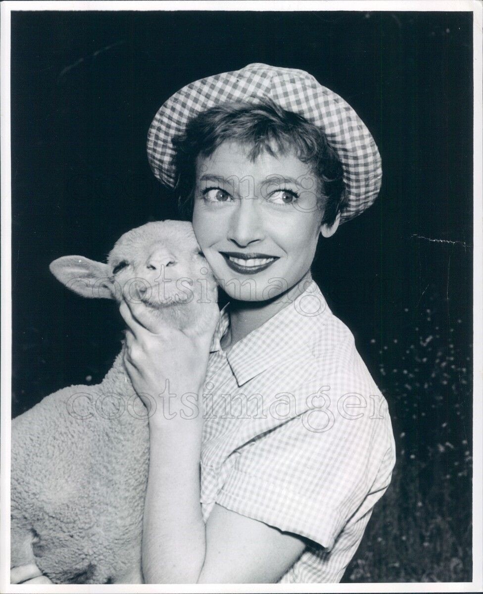1956 Press Photo Pretty Actress Jeannie Carson Cheek to Cheek With ...