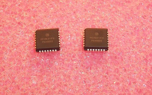 QTY (500) MC10E211FN ON SEMI PLCC-28 ECL CLOCK DISTRIBUTION CHIP NOS ...
