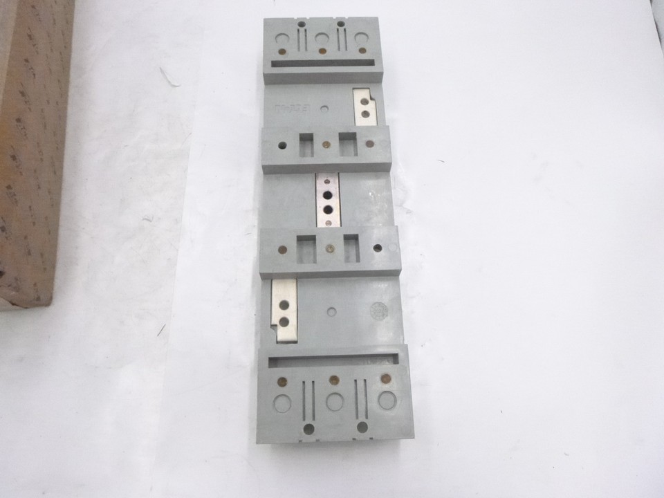 Eaton 458D569G02 3-Pole Double Base Switchboard/Panelboard 500 VAC/250 ...
