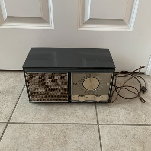 Vintage Zenith Tube Radio Model-M723 -35 Watts-AMPS .35 - Brown WORKS ...