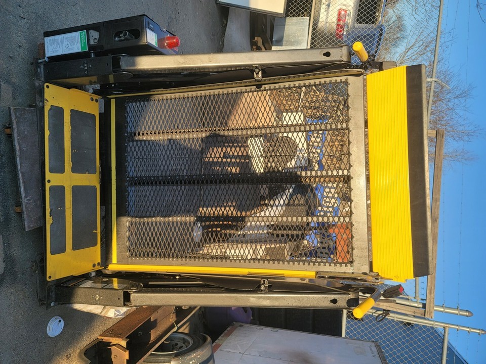 BRAUN MILLENNIUM SERIES AUTOMATIC WHEEL CHAIR LIFT, CAP 800 LBS FOR BUS ...