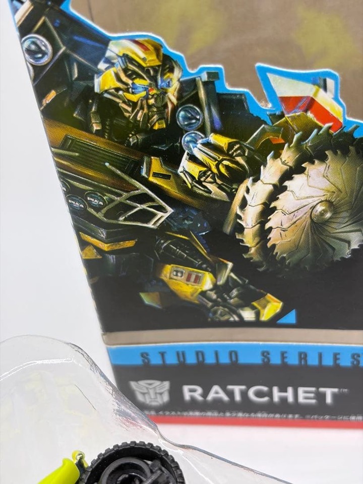 Takara Tomy Studio Series Ratchet Transformer Yellow Figure with Weapon ...